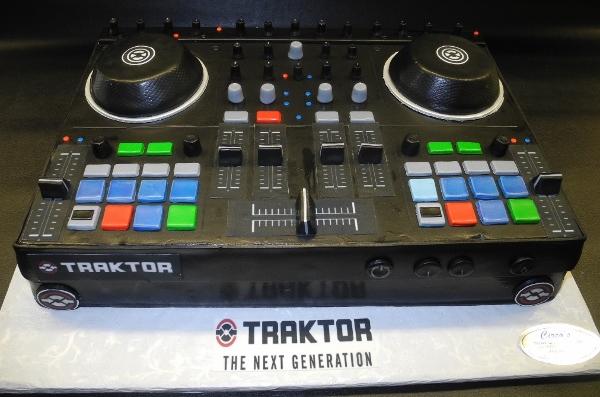 DJ Traktor Turntable Fondant Custom Cake - CS0020 – Circo's Pastry Shop